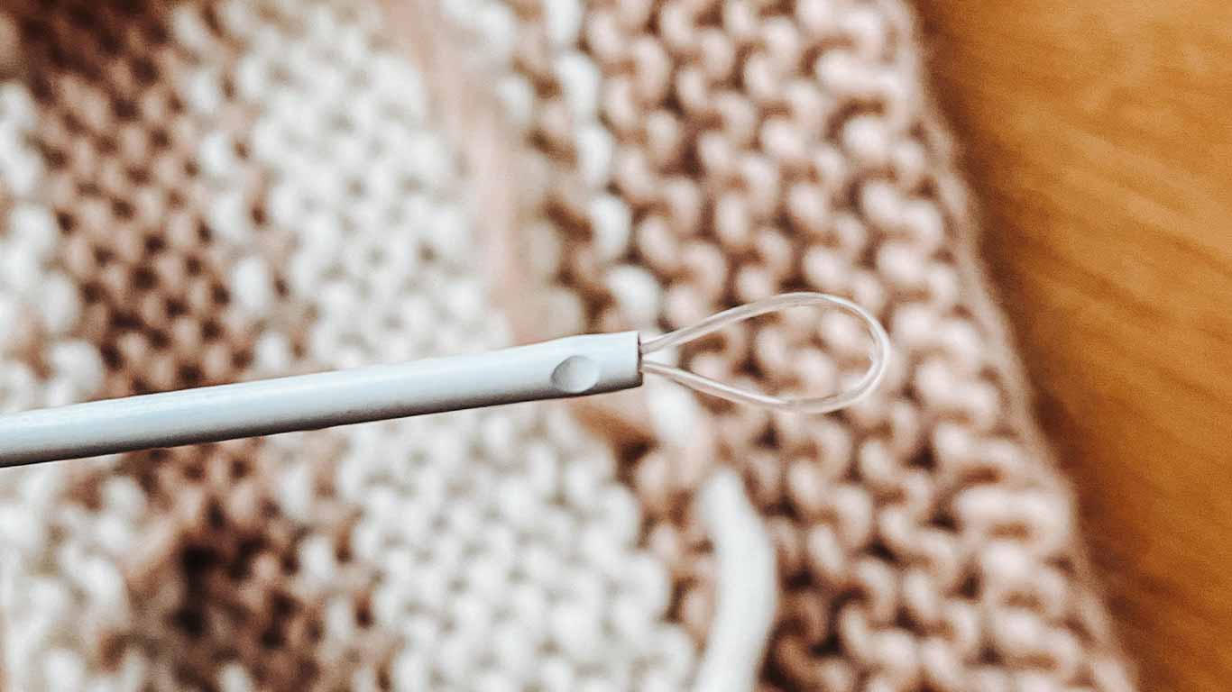 Wollknäuel verbinden und Fäden vernähen - Stricken lernen – KNITLOOP